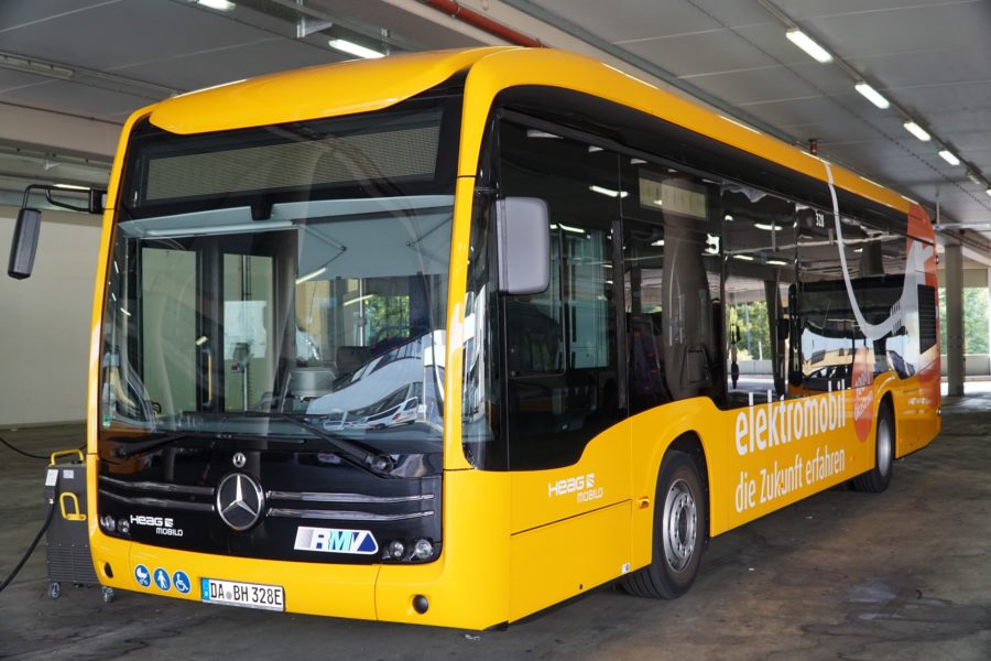 Die SPD-Kreistagsfraktion informiert sich über Elektrobusse der HEAG ...